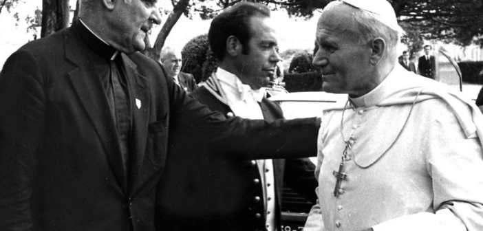 Paul Marcinkus, envolvido em um dos maiores escândalos financeiros da ...