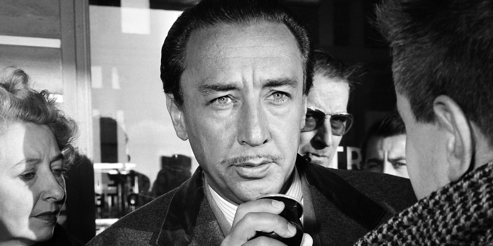 Romain Gary, foi diretor de cinema e autor de dezessete livros – entre ...