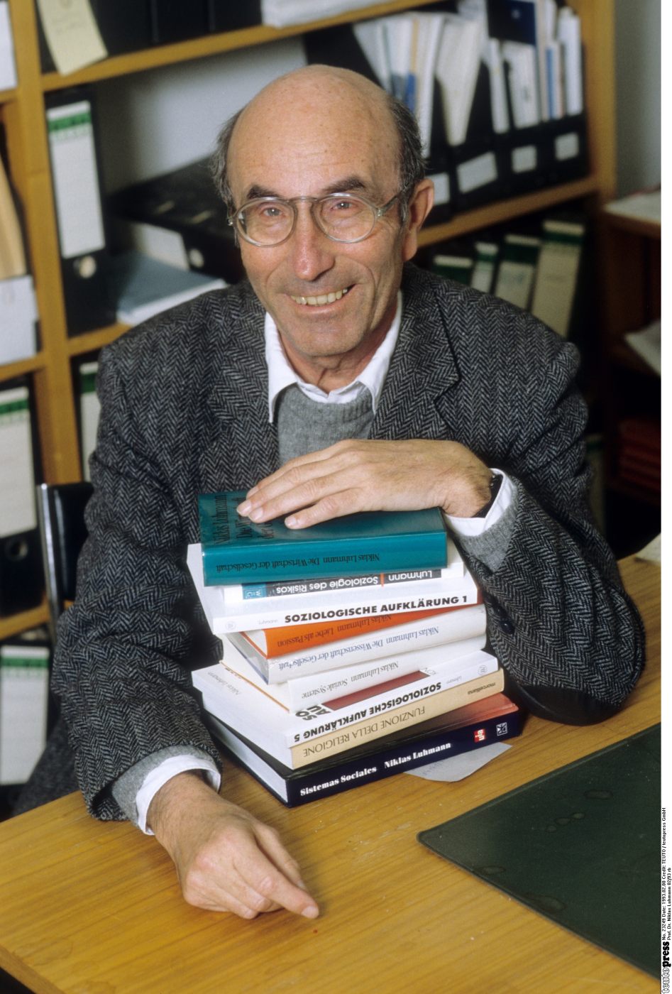Niklas Luhmann, sociólogo é considerado, junto com Jürgen Habermas, o ...