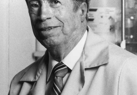 Robert Bruce Merrifield, criou a proteína artificial, foi laureado com ...