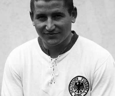 Helmut Rahn, marcou dois gols sobre a Hungria, de Puskas, que deu o ...