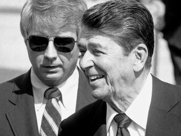 Larry Speaks, foi porta-voz do ex-presidente dos Estados Unidos Ronald ...