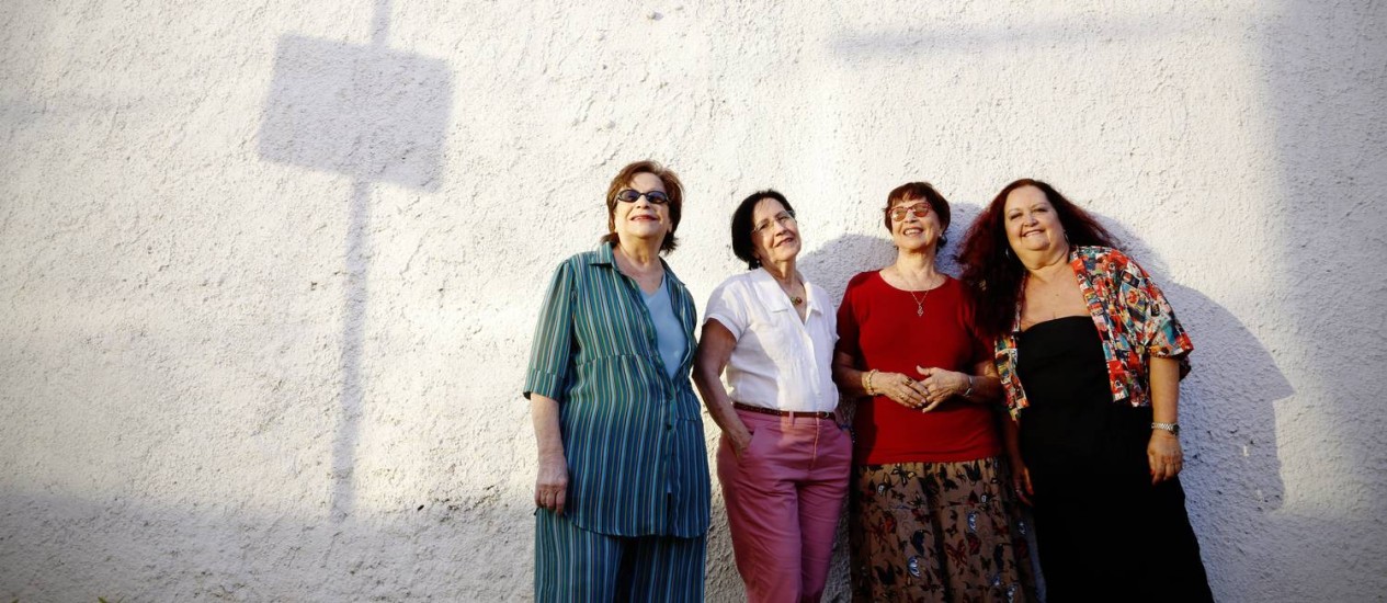 Cybele, cantora do Quarteto em Cy, que gravou a trilha sonora composta ...