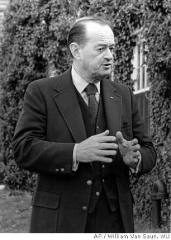 William Manchester, escritor que ganhou fama e notoriedade com o livro ...