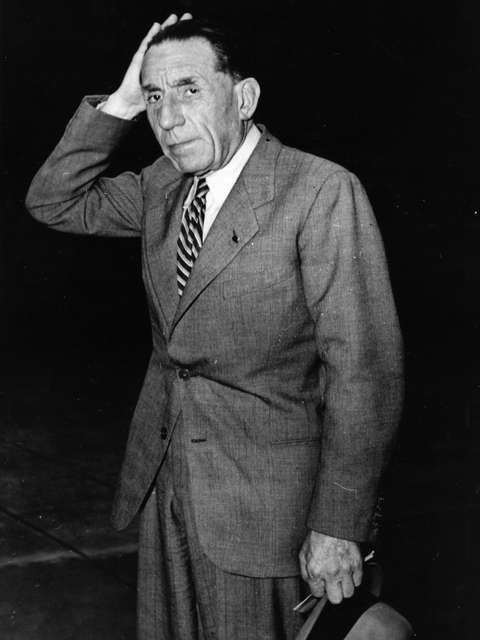 Louis Renault, pioneiro fabricante de automóveis, criou uma das maiores ...