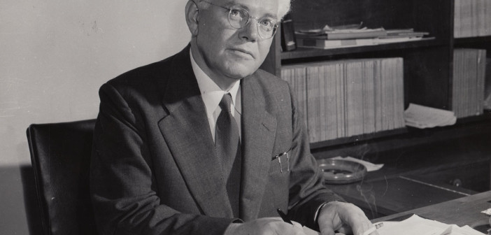 Mark Oliphant, um dos criadores da primeira bomba atômica, participou ...