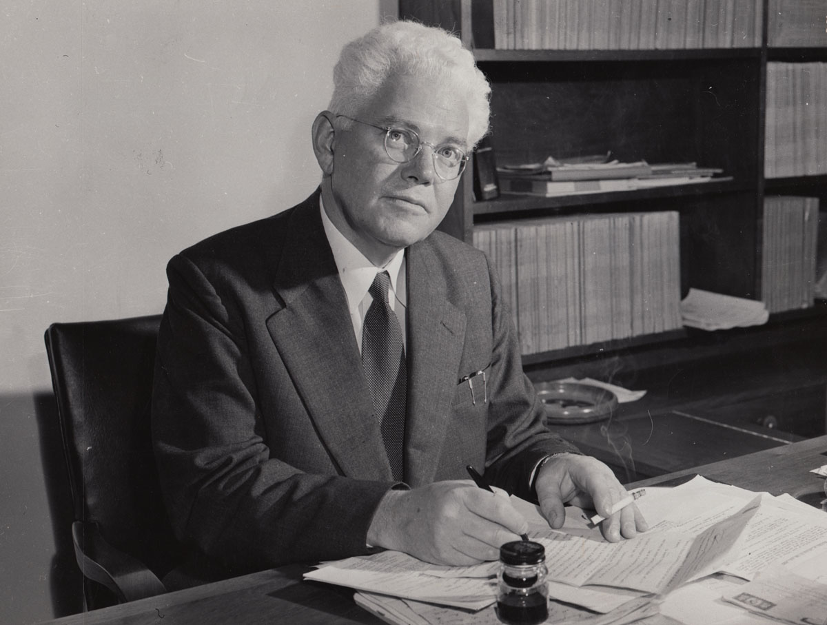 Mark Oliphant, um dos criadores da primeira bomba atômica, participou ...