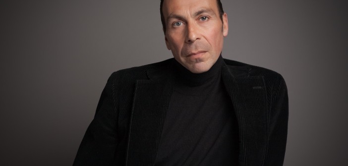 Taylor Negron, conhecido por filmes como “Picardias Estudantis”, “Tudo ...