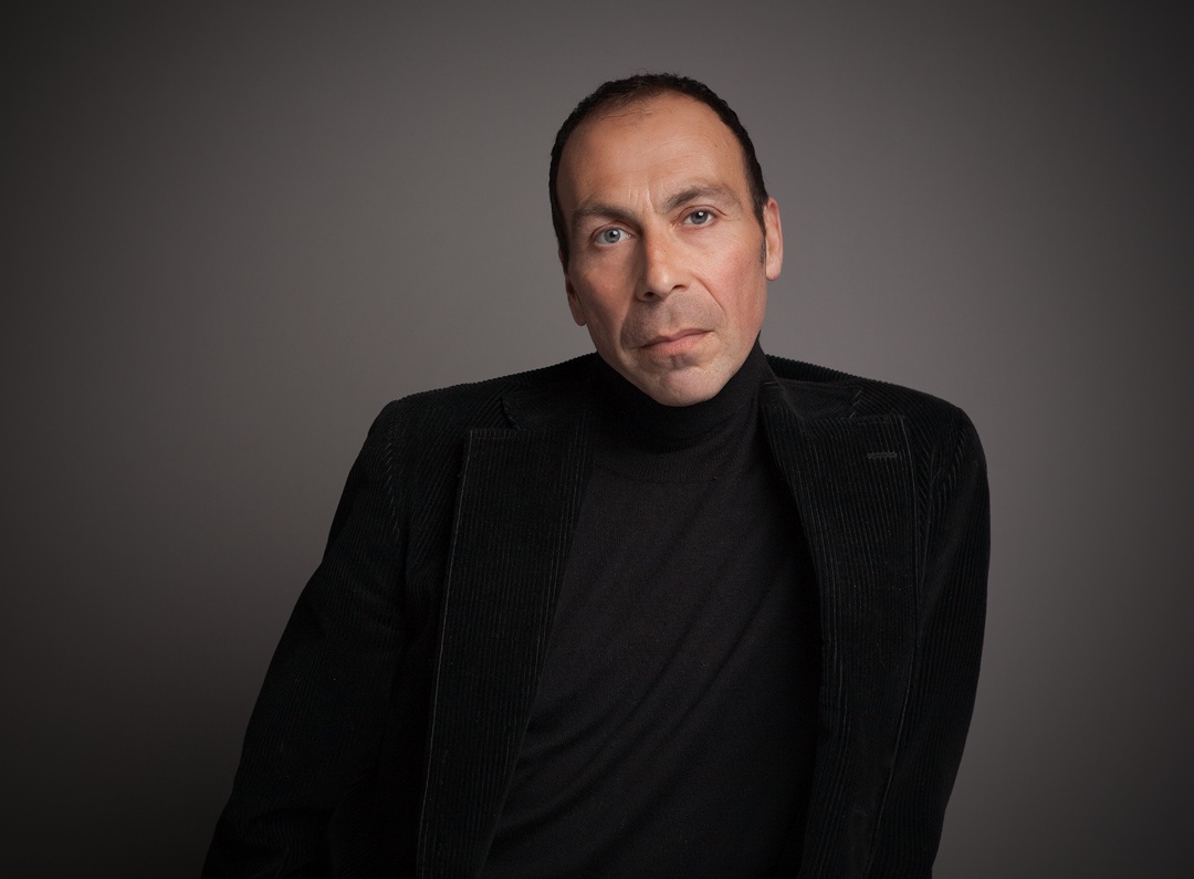Taylor Negron, conhecido por filmes como “Picardias Estudantis”, “Tudo ...