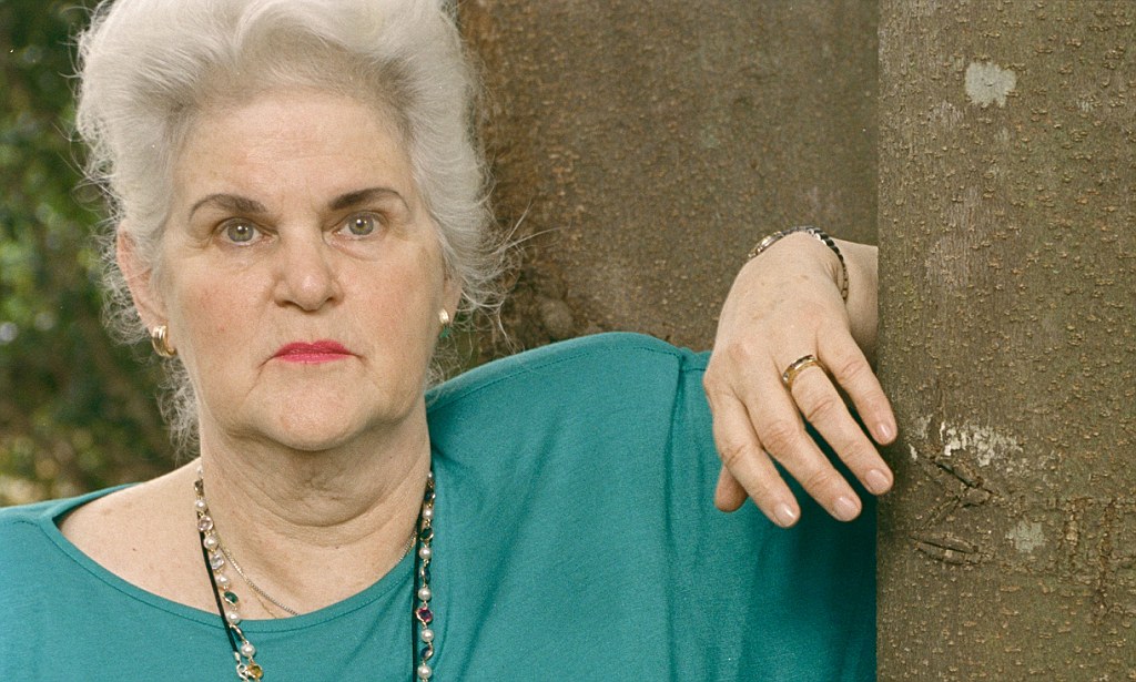 Anne McCaffrey, é conhecida por “Dragonriders”, escrita ao longo de ...