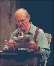 Joseph Wiseman, conhecido por interpretar o vilão do primeiro filme de ...