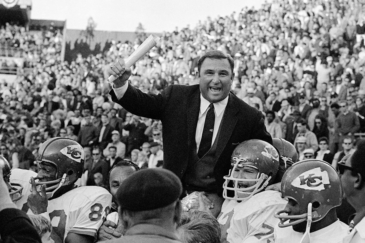 Hank Stram, treinador de futebol americano, lendário técnico do Kansas ...