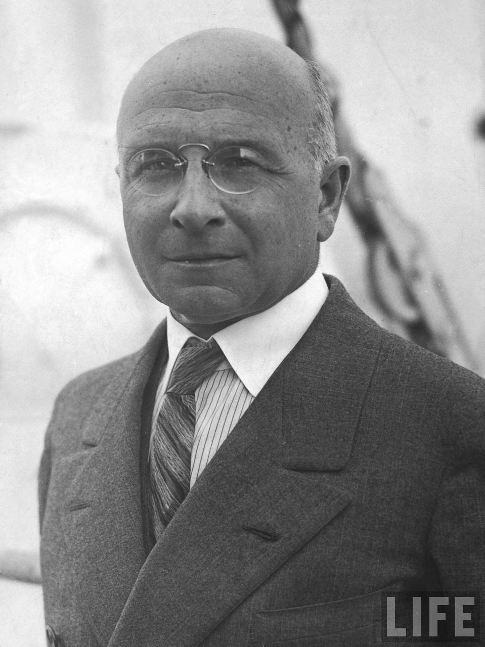 Foi o primeiro cientista laureado com o Prêmio Nobel de Medicina e ...