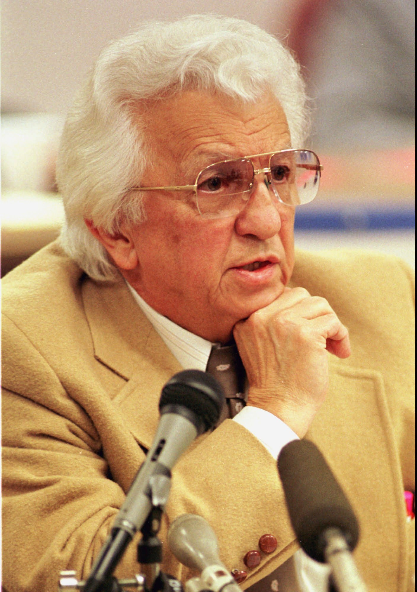 George Nichopoulos , médico que ficou conhecido como “Dr. Nick” e ...