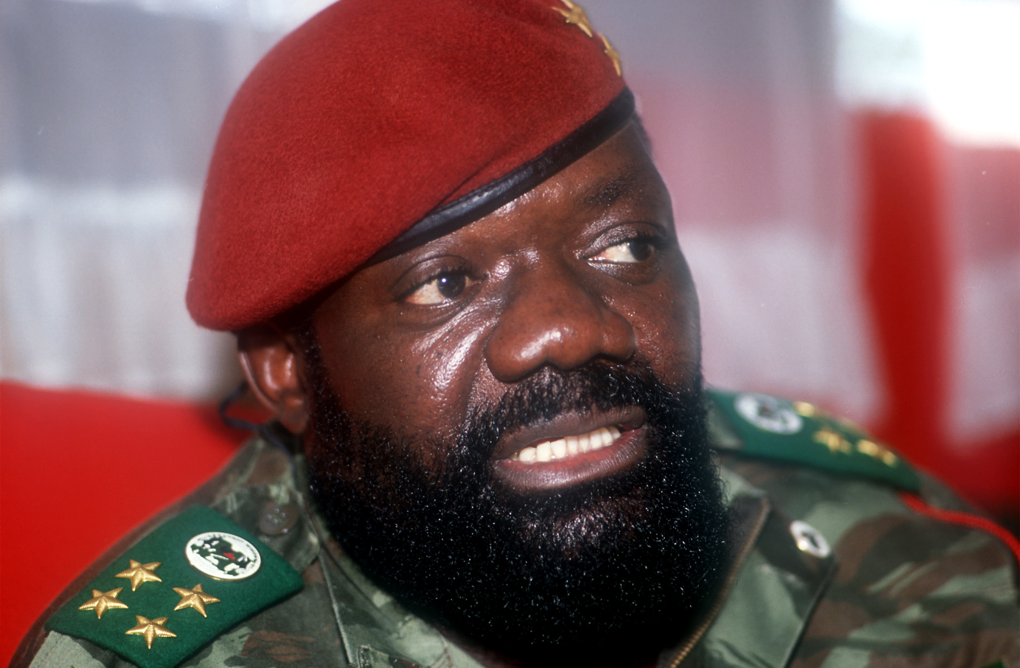 Jonas Savimbi, líder fundador da União Nacional para a Independência ...
