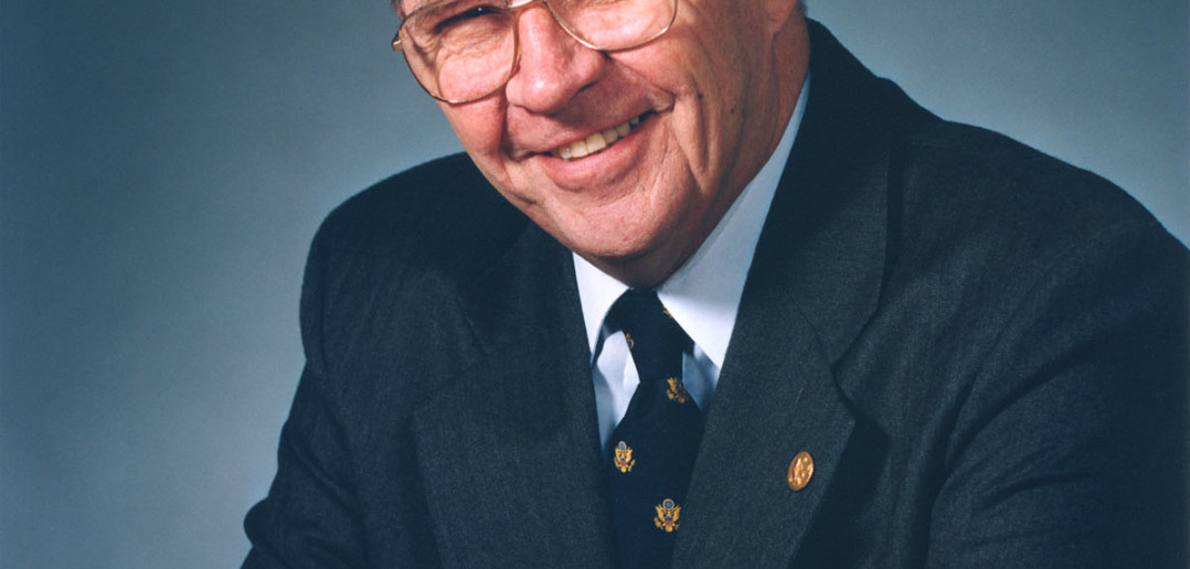 Donald Henderson, médico americano e agente de saúde pública que ...