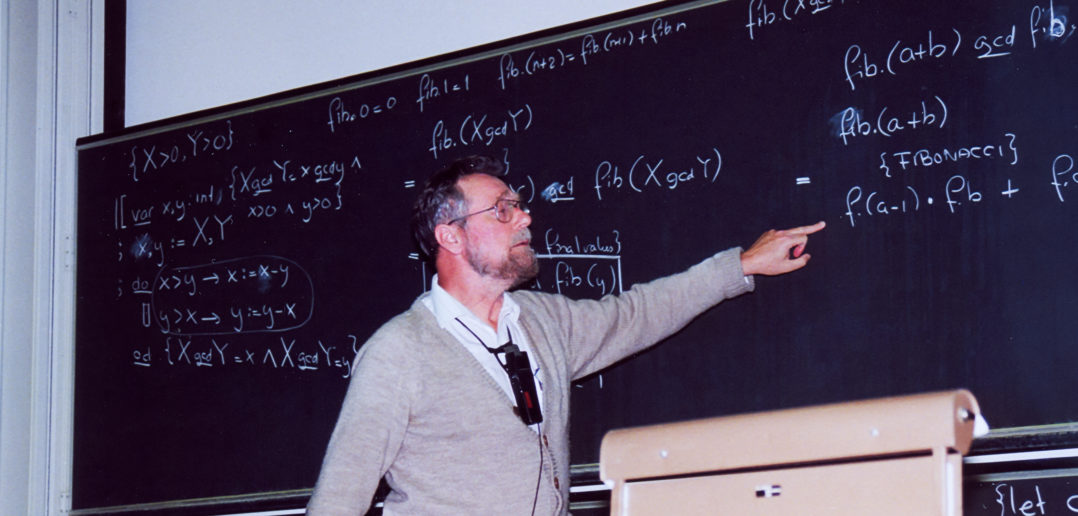 Edsger Dijkstra, conhecido por suas contribuições nas áreas de ...