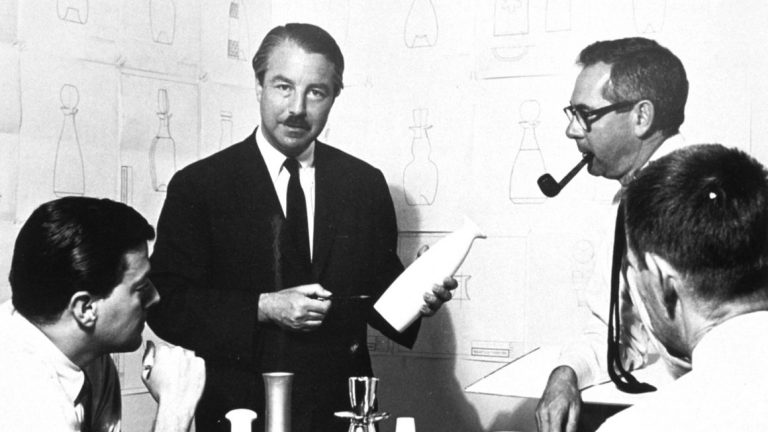 Walter Landor, foi um pioneiro na indústria do design gráfico, sendo um ...