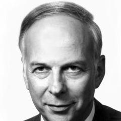 Robert C. Tucker, obteve informações cruciais e influentes sobre o ...