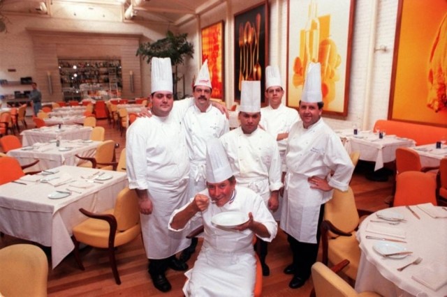 Roger Jaloux, chef do renomado Paul Bocuse – cozinha do restaurante que ...