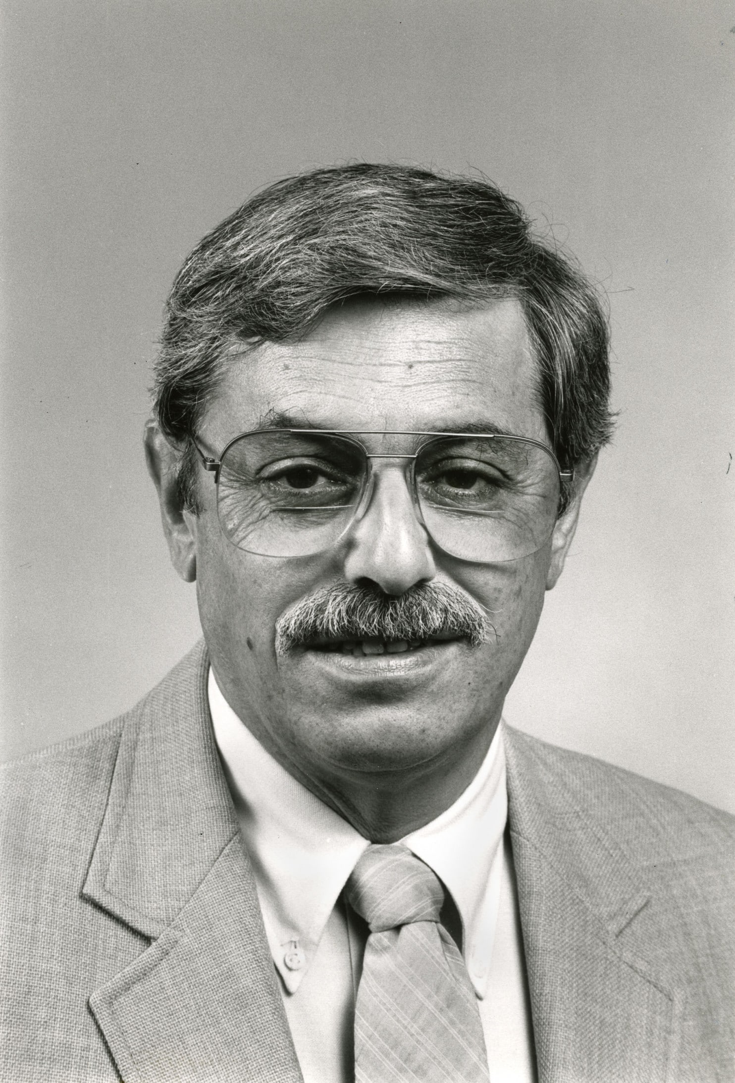 Richard Frank, editou do National Journal, uma publicação semanal que ...