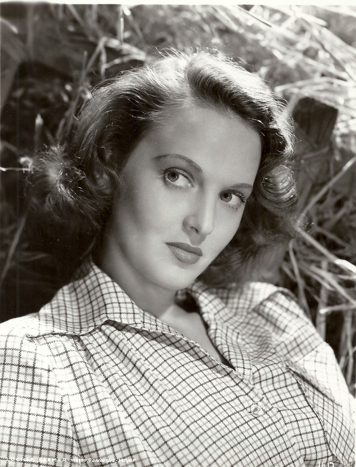 Sara Seegar, apareceu em peças americanas, incluindo “At War With the ...