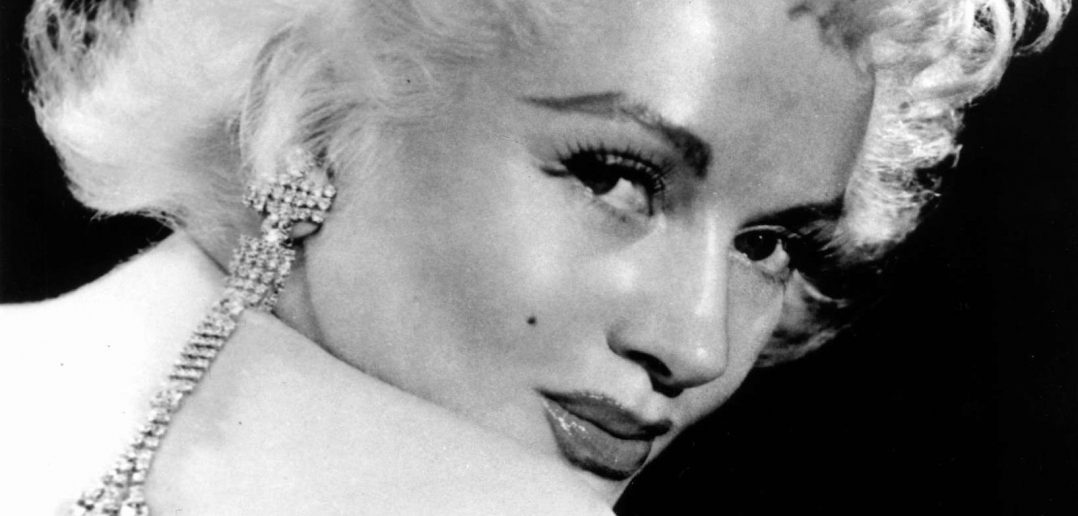 Dixie Evans, foi uma artista de palco popular anunciada como a “Marilyn Monroe de Burlesque”