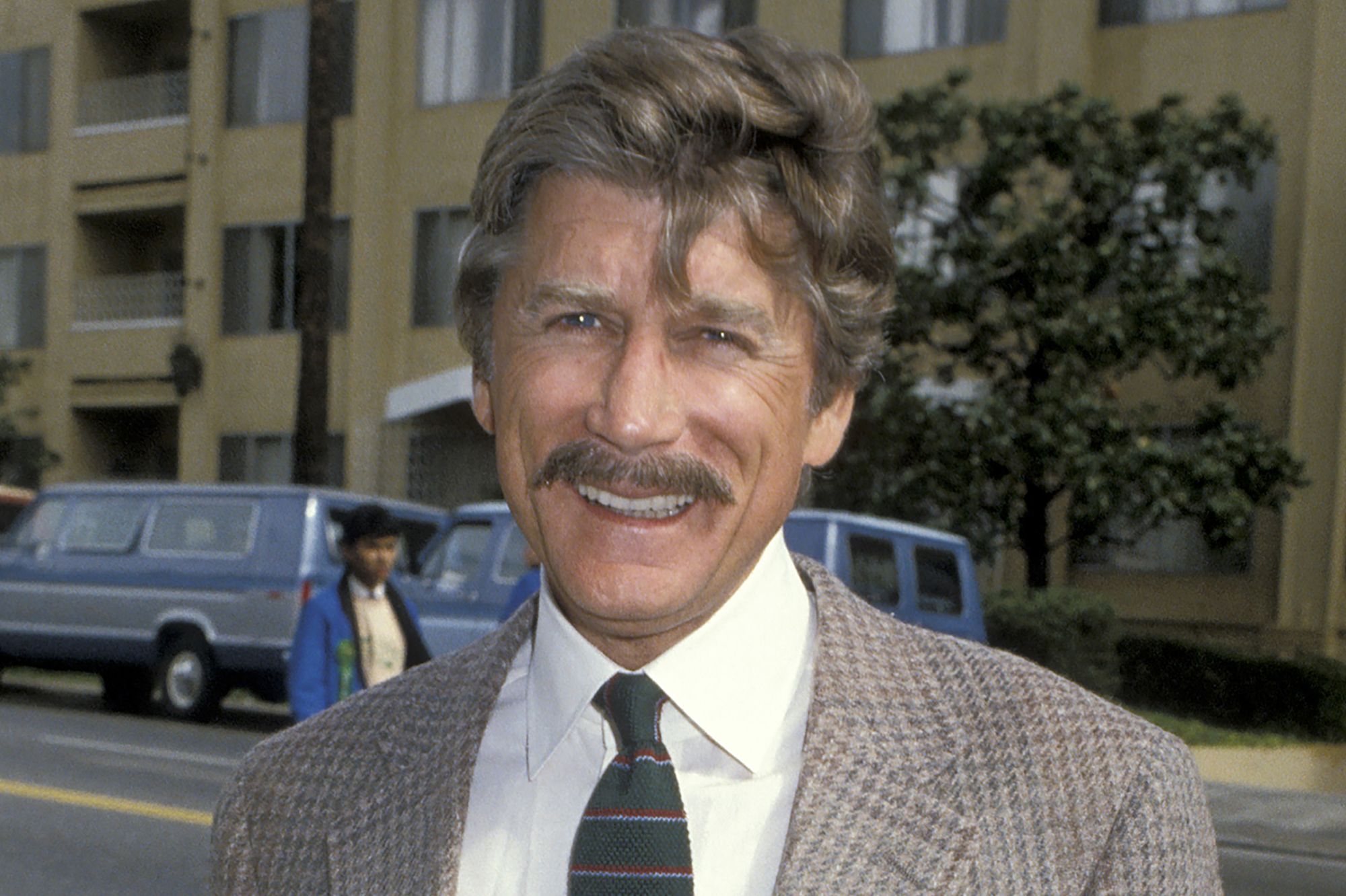 Alex Cord, ator que co-estrelou a série clássica dos anos 1980 “Águia de Fogo”
