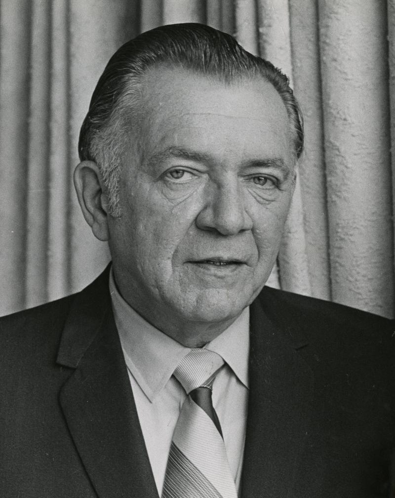 Walter Kerr, um autor vencedor do Prêmio Pulitzer que foi um dos ...