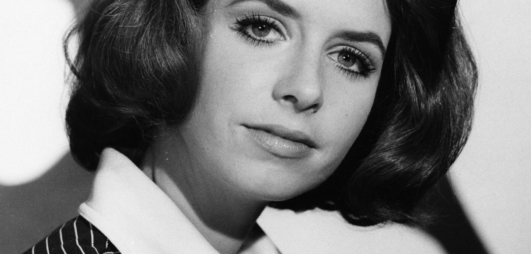 Elizabeth Baur, atriz que ajudou Raymond Burr a levar os bandidos à ...