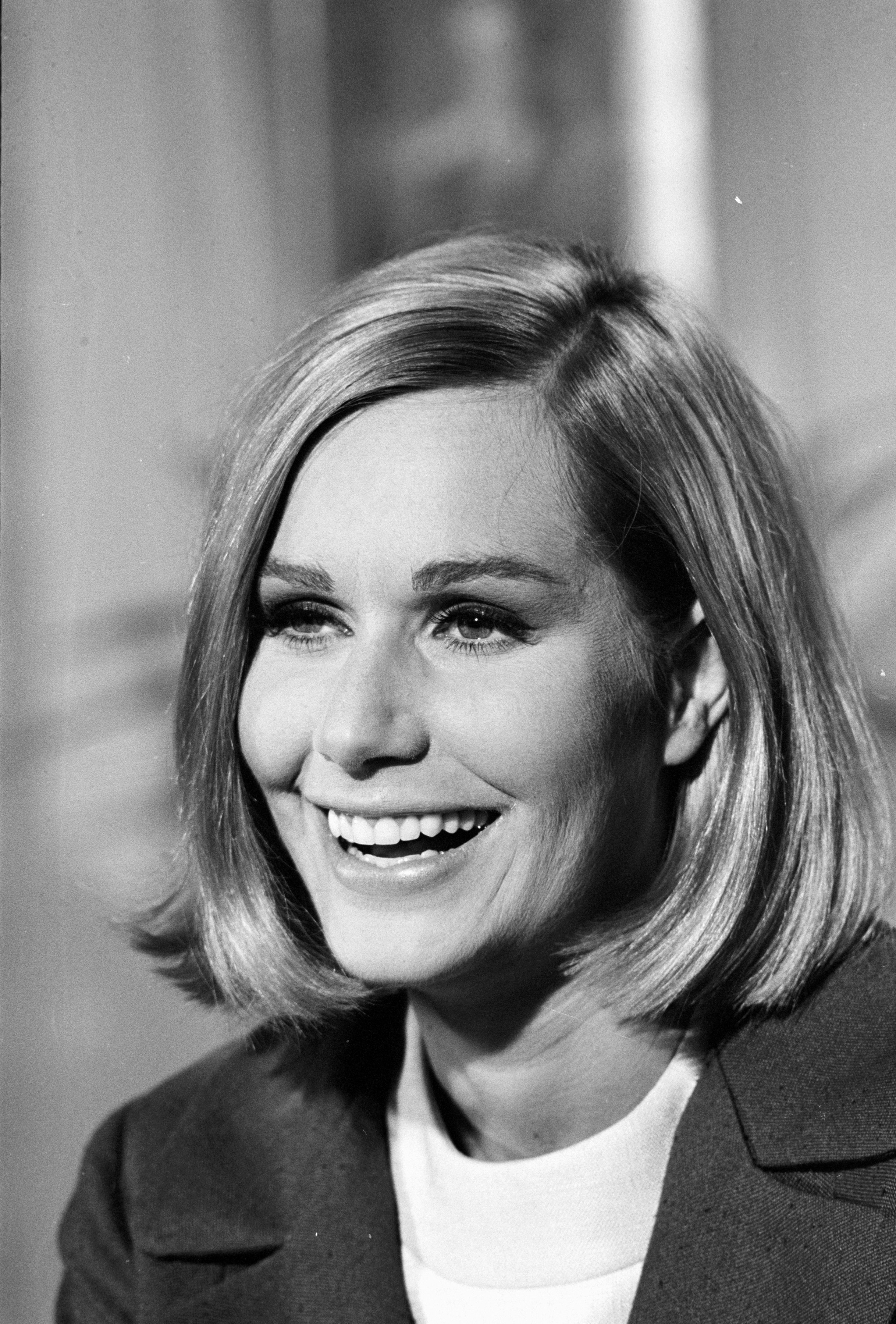 Sally Kellerman, atriz que marcou época ao estrelar o filme “MASH”, de ...