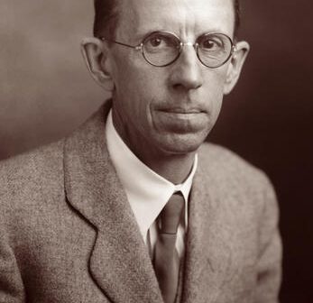 Lester Germer, físico da Universidade de Cornell, junto com o Dr ...