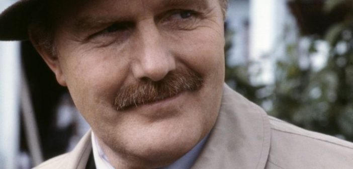 Richard Roat, ator de ‘Friends’ e ‘Seinfeld’, iniciou sua carreira na ...