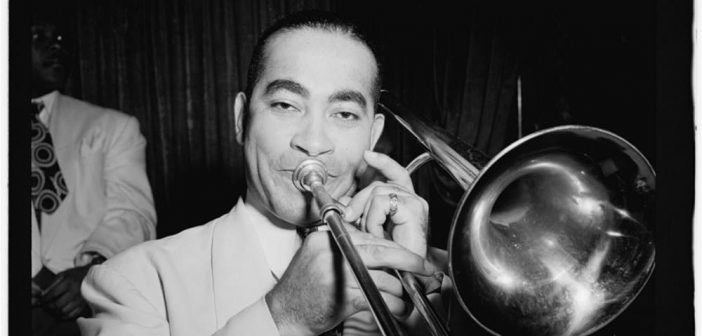 Lawrence Brown, trombonista da orquestra Duke Ellington por várias ...
