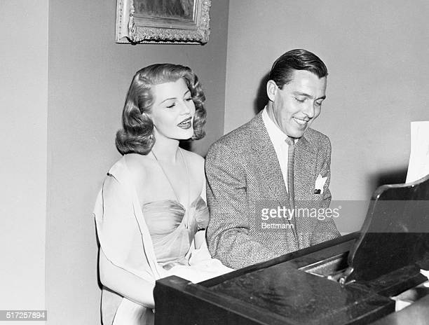 Fred Karger, arranjador vocal, compositor e líder de orquestra, era ...