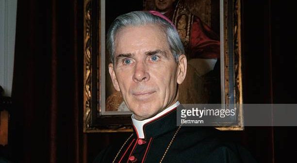 Fulton J. Sheen, arcebispo, cuja presença dominante e brilho oratório ...