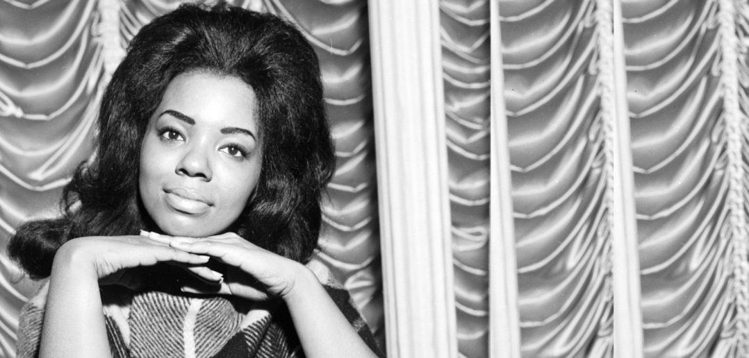 Mary Wells, cantora que na década de 1960 fez os adolescentes estalarem ...