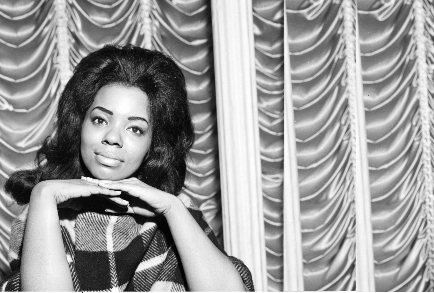 Mary Wells, cantora que na década de 1960 fez os adolescentes estalarem ...