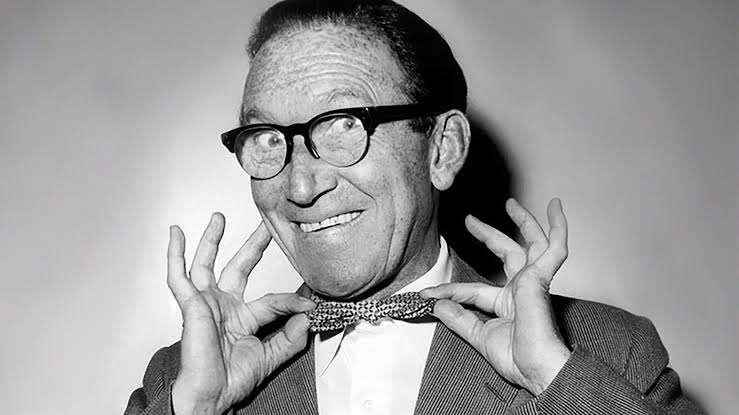 Arthur Askey, foi um dos comediantes favoritos da Grã-Bretanha, foi um ...