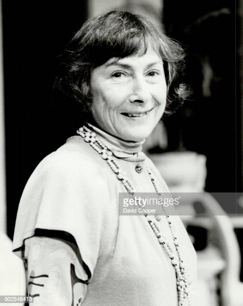 Eve Merriam, foi uma premiada poetisa, dramaturga e autora de mais de ...