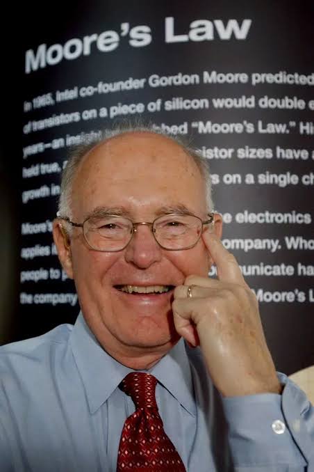 Gordon Moore, cofundador da Intel e criador da ‘Lei de Moore’, empresa ...