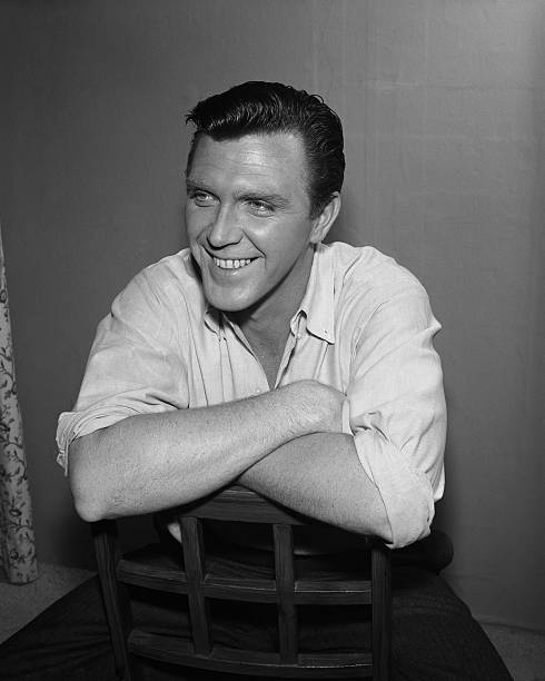 Robert Lansing, ator que teve uma longa carreira no cinema e nos palcos ...