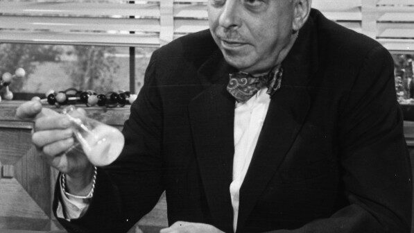 Louis Fieser, foi um químico que recebeu o crédito pelo desenvolvimento ...