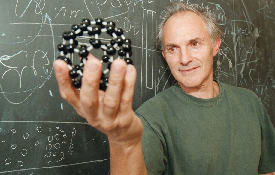 Harold Kroto, químico britânico que dividiu o Prêmio Nobel de Química ...