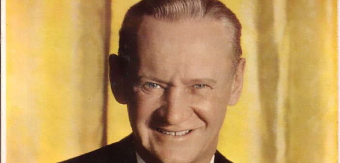 Sammy Kaye, foi líder da orquestra, cuja música “swing and sway” atraiu ...