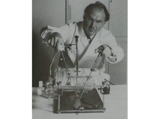 Kurt Semm, ginecologista e engenheiro cujas técnicas pioneiras em ...