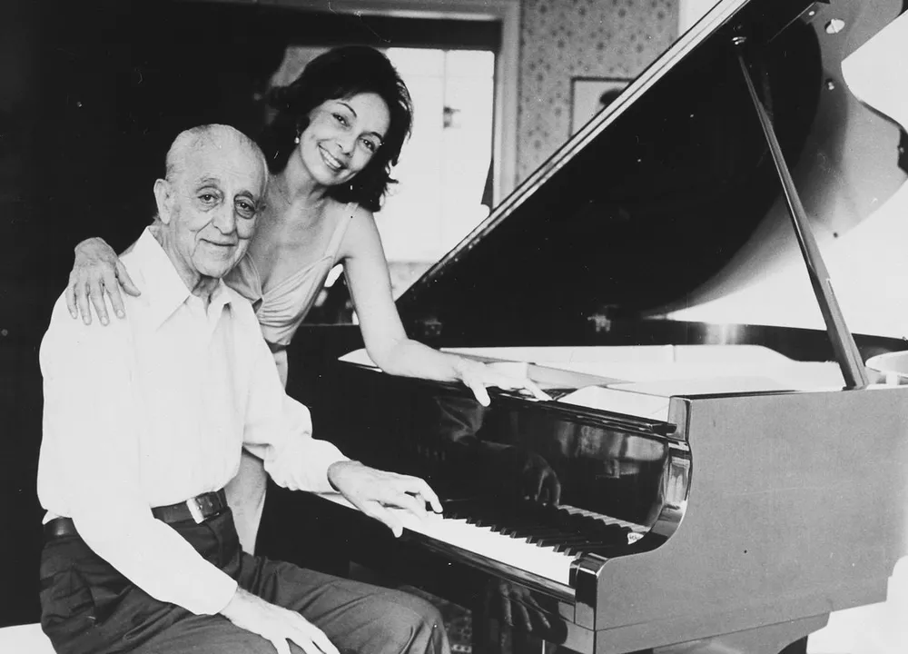 Charles A. Reich, professor da Faculdade de Direito de Yale, saltou ...