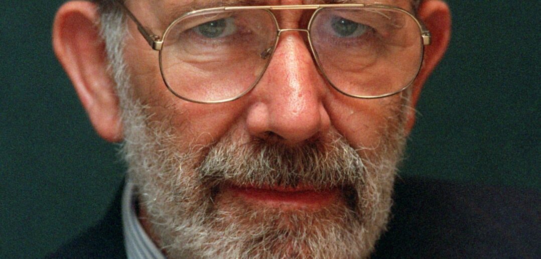 J. Robin Warren, foi um patologista australiano que dividiu um Prêmio ...