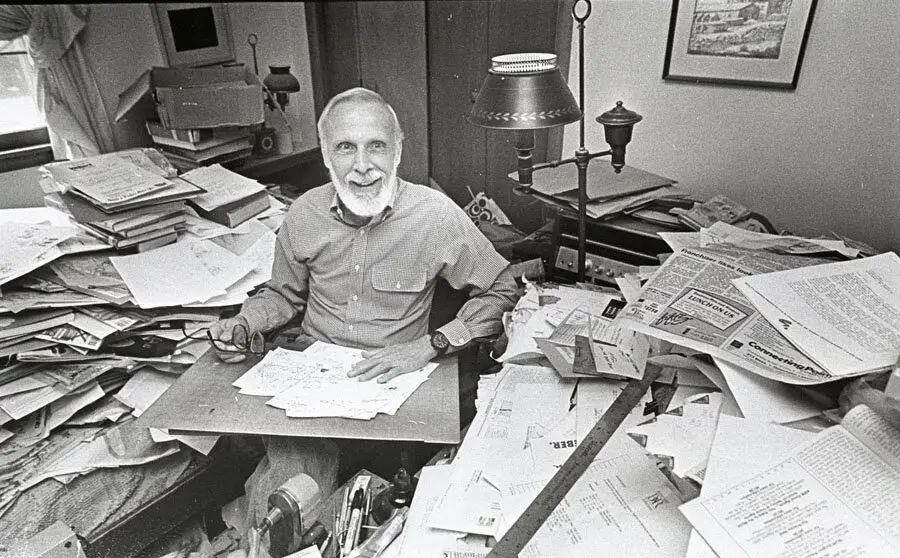 Paul Coker, foi um cartunista mais conhecido por usar monstros para ...