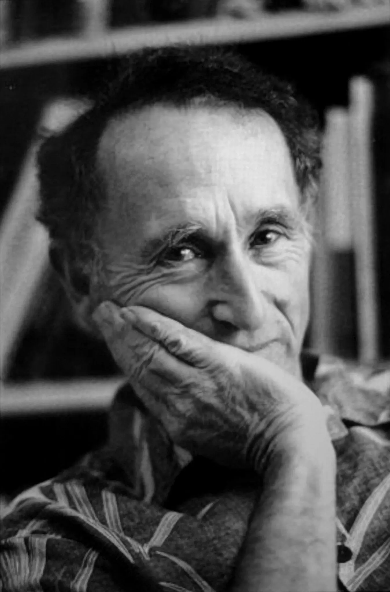 William Labov, foi considerado o fundador da sociolinguística, que foca ...